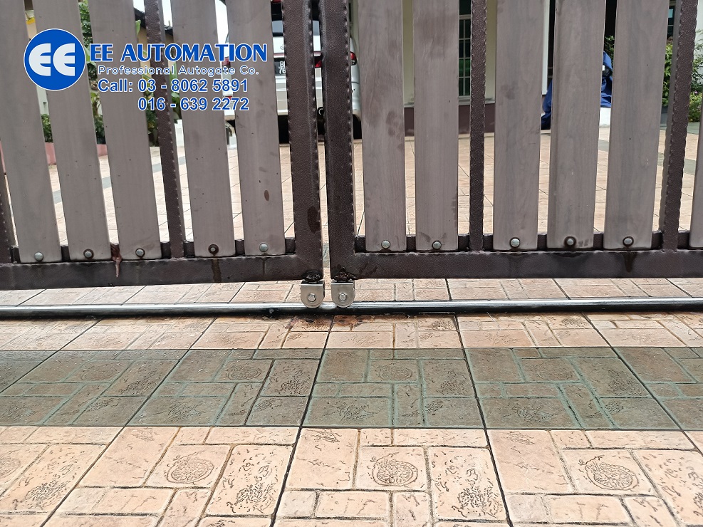 Repair Folding Auto Gate Roller Jump Off Track - EEAutomation